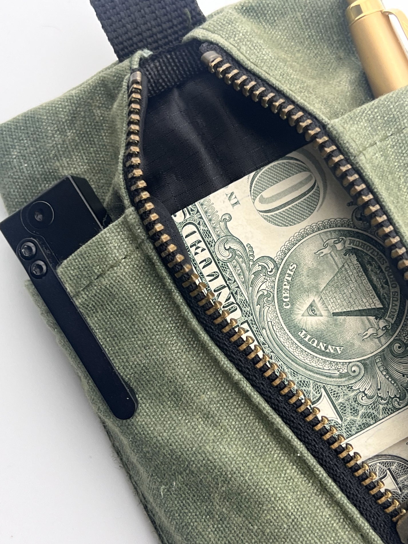 Rigger Pouch: A Modern Tribute to WWII Ingenuity - DailyCarryCo ...